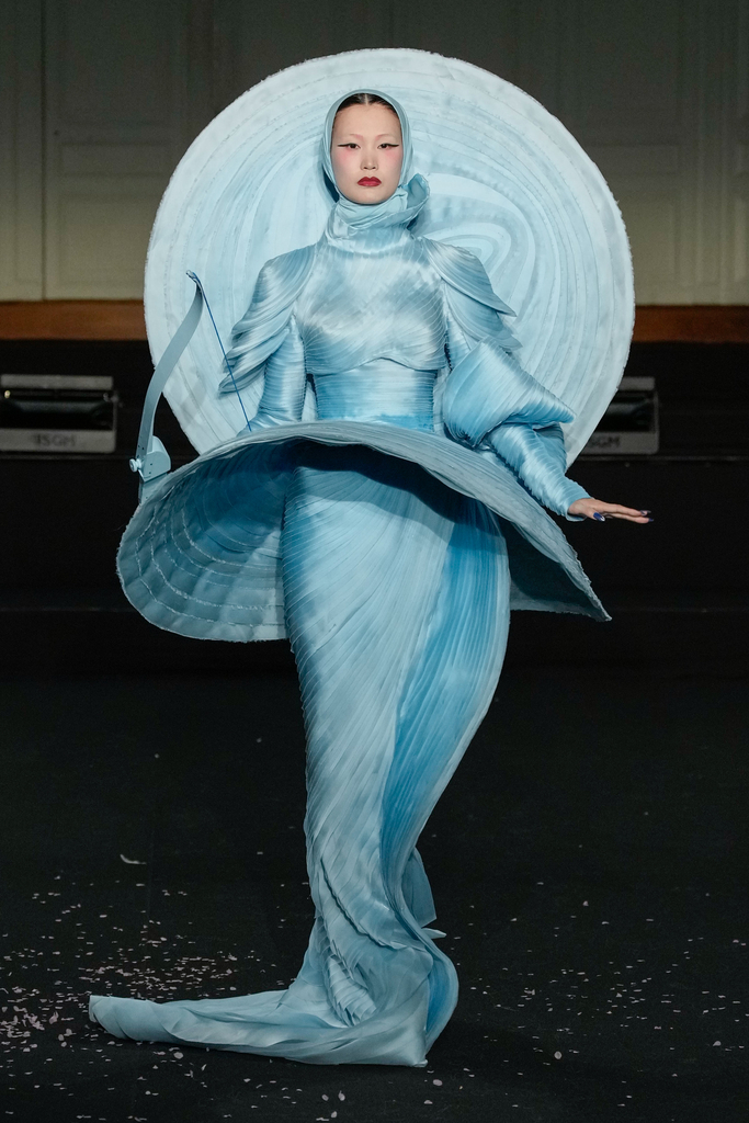 CHENEY CHAN FW 24-25 HAUTE COUTURE | Foto Sfilata Amica